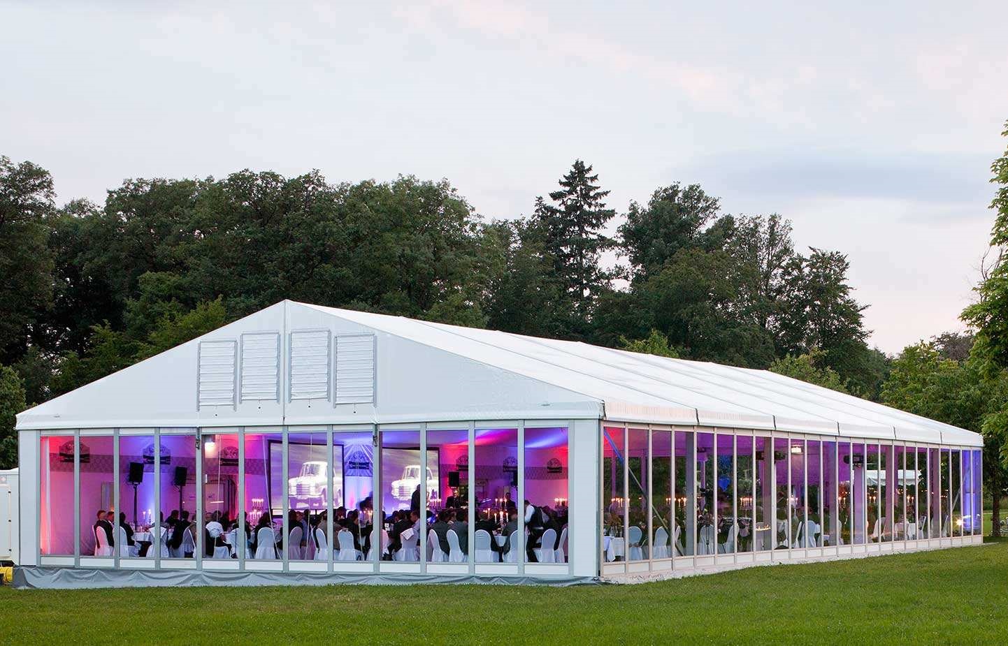 Commercial Event Tents Manufacturer | Shoulder Tent